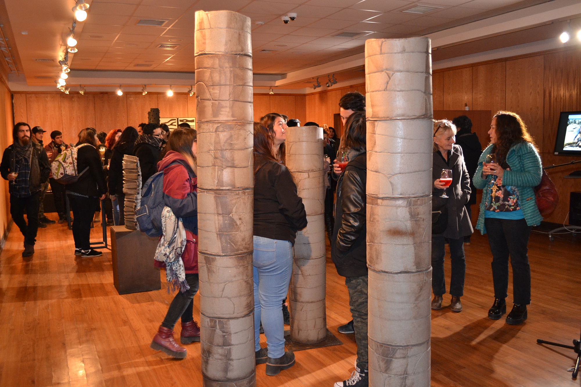 U. Autónoma presenta exposición de escultora Lise Moller - Linares en Línea