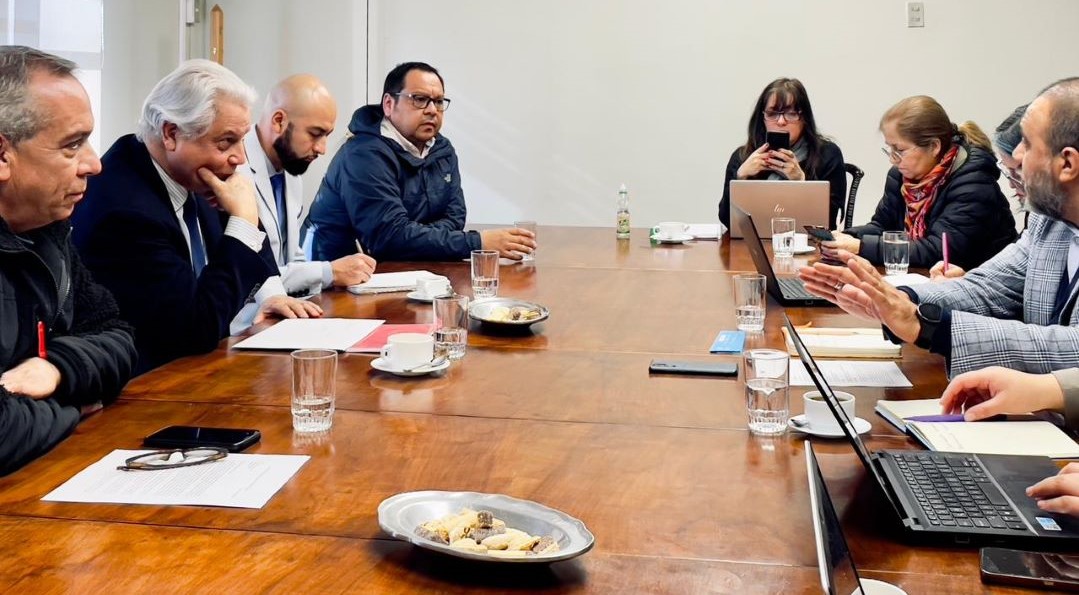 Linares: Concejal Marco Ávila se reúne con ministro de Educación por ... Linares: Concejal Marco Ávila se reúne con ministro de Educación por ...