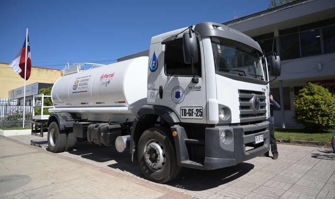 Aporte del GORE: Municipio parralino cuenta con nuevo camión aljibe y ...